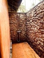 Casa de Campo Deluxe, pátio | Casa de banho | Um polibã, sabão, papel higiénico 