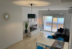 Apartamento Familiar, 2 quartos, varanda | Sala de estar | Televisor de ecrã plano de 40 polegadas com canais por cabo 