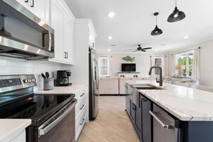 Casa, várias camas (Beach Please) | Cozinha privada | Um forno, uma torradeira 