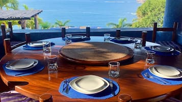 Vila, 4 quartos, piscina particular, vista para a praia | Terraço/pátio