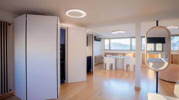 The Athena Suite Acropolis View | Sala de estar | Televisor LED de 42 polegadas com canais digitais, escritórios