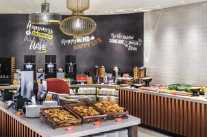 Café da manhã com buffet grátis todos os dias