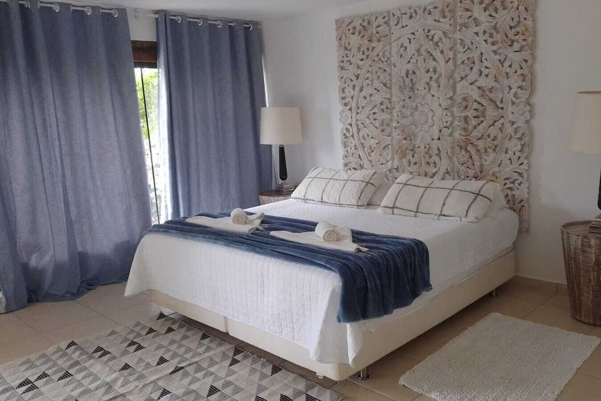 Quarto Duplo Deluxe | Com decoração personalizada, cortinas/cortinados opacos