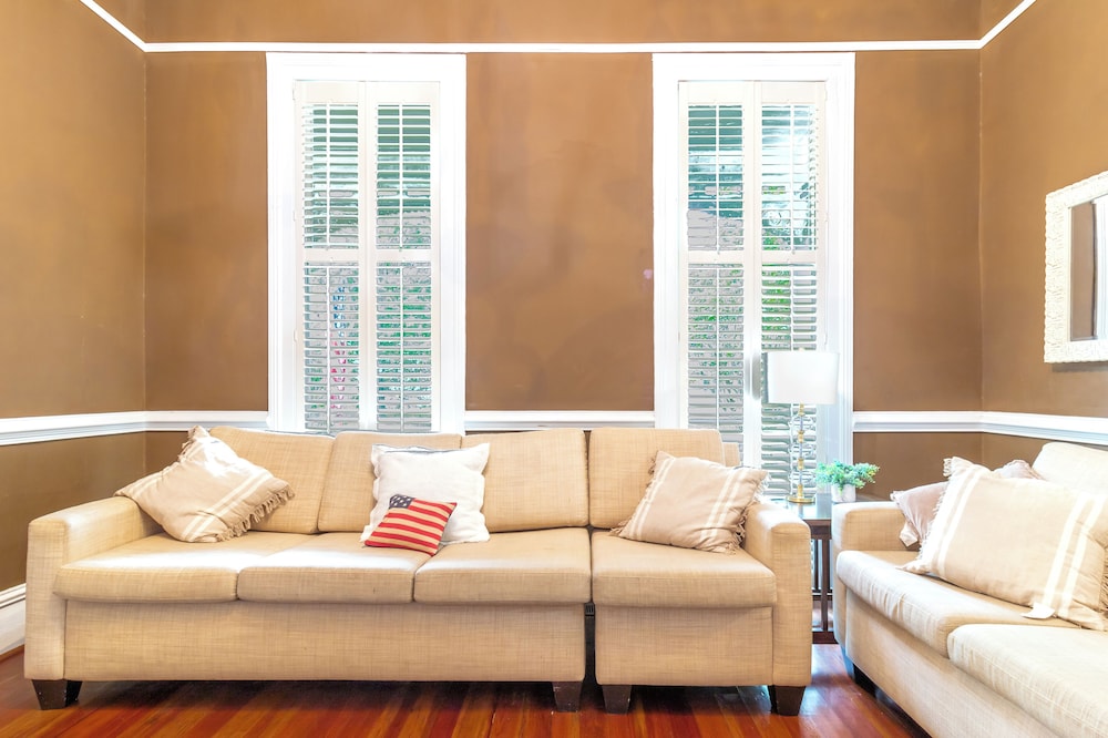 Mansion With Tiny Home Bumblebee Comfort - Columbus, GA