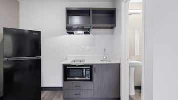 Estúdio, 1 cama Queen, para não fumantes | Cozinha americana privada | Geladeira grande, micro-ondas, cooktop
