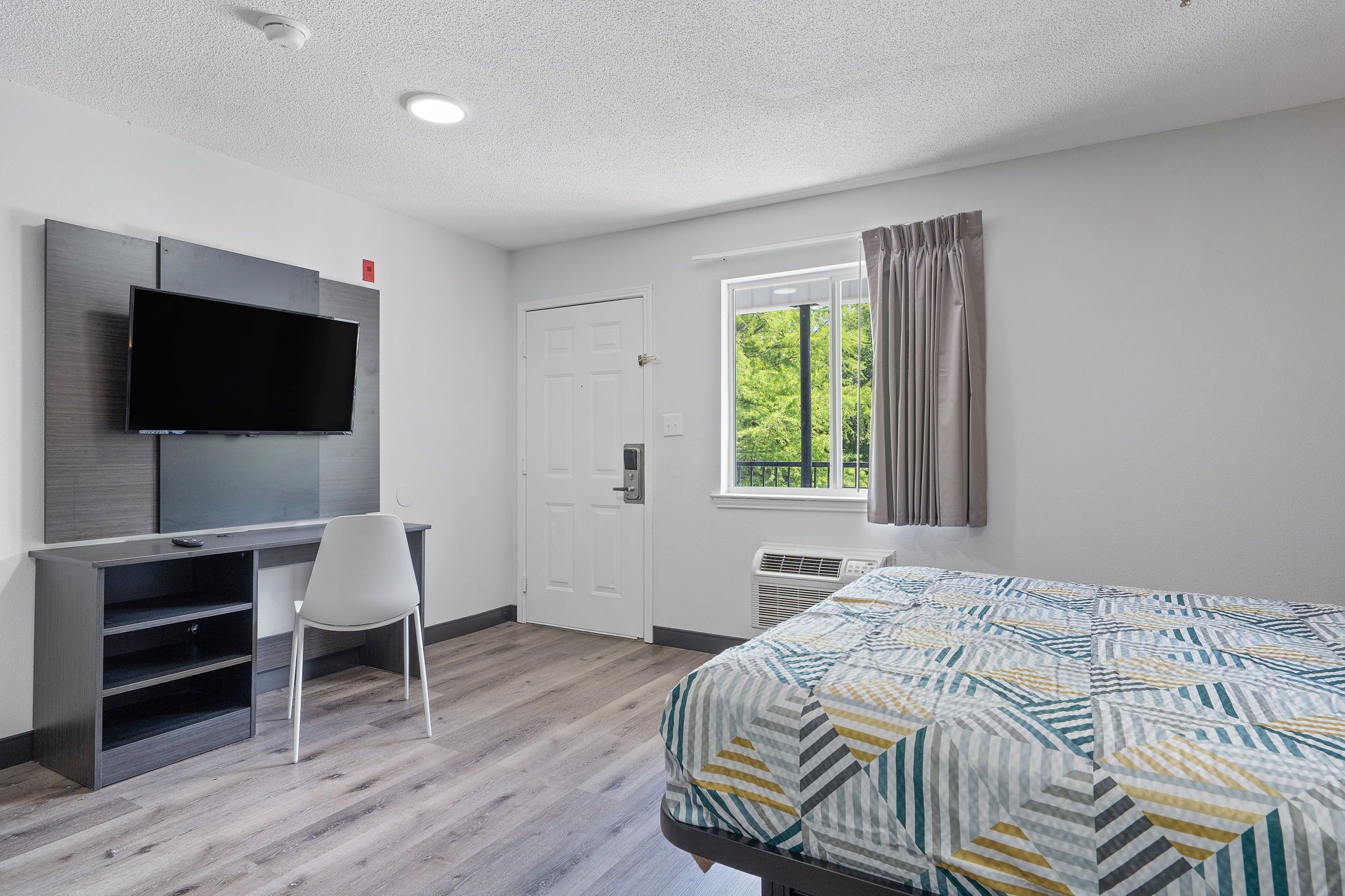 Estúdio, 1 cama queen-size, não fumadores | Secretária adequada para computadores portáteis, Wi-fi grátis 