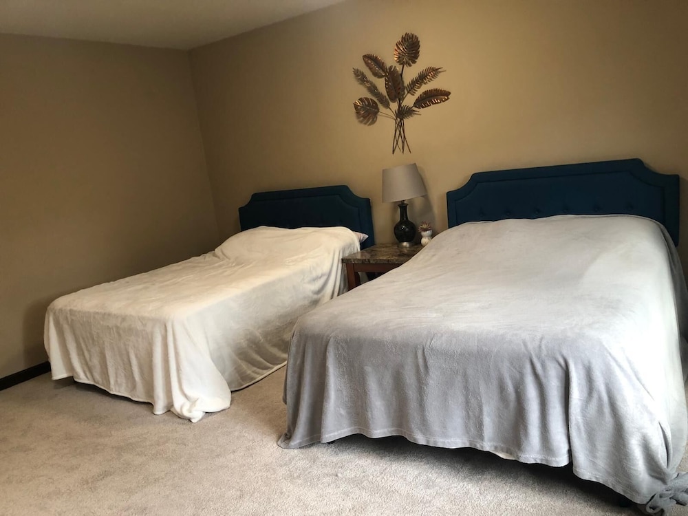 Cozy, Lovely, And Charming 4-bedroom Building In Everett With Wifi Access - Everett, WA