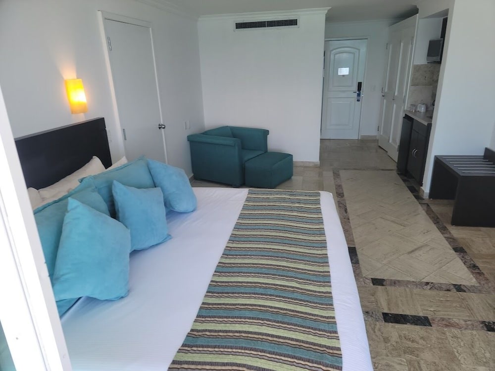 Krystal Cancun,1 Bedroom Suite Ocean View Consisting Of 2 Rooms: - Cancún
