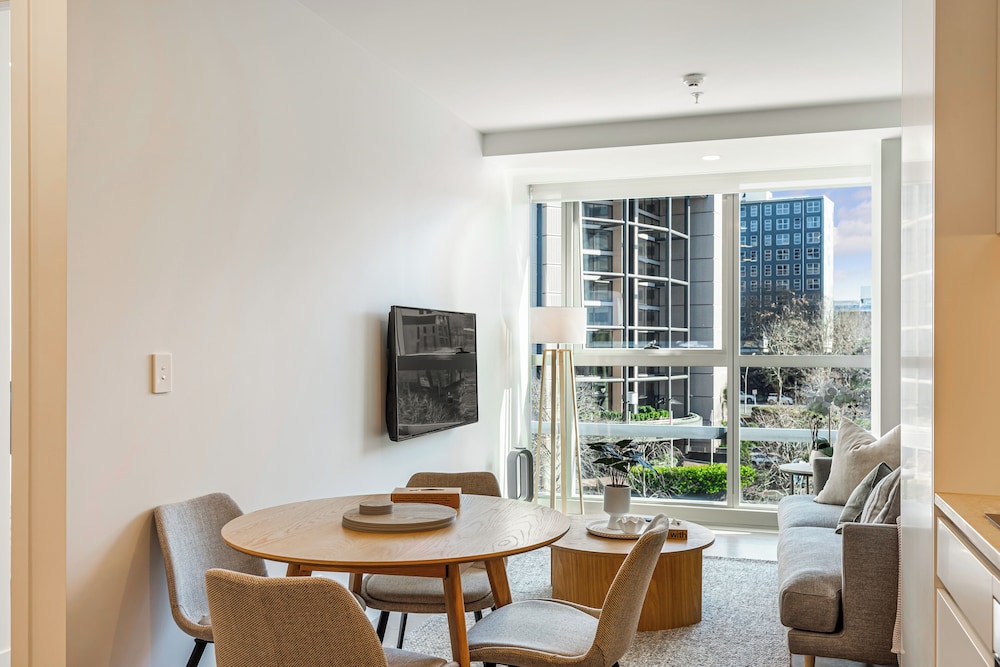 Chic 1br Apt With Pool And Gym Perks - Auckland
