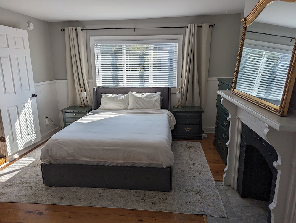 Charming Renovated 1-bedroom In Downtown Biddeford - Biddeford, ME