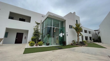 Entrada (vista interior). Hotel Maioris Bellavista