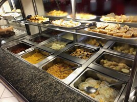 Café da manhã com buffet grátis todos os dias