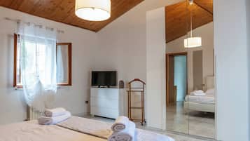 Apartamento, 2 quartos, sacada | 2 quartos, ferros/tábuas de passar roupa, Wi-Fi de cortesia