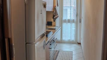 Apartamento, 1 quarto, para não fumantes (Luna) | Cozinha privada | Geladeira, micro-ondas, fogão, cooktop