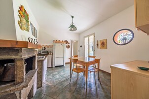 Villa, 2 quartos, varanda, vista para o mar | Cozinha privada | Um frigorífico, um micro-ondas, uma placa de cozinha 