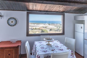 Casa, 2 quartos, sacada | Cozinha privada | Geladeira, micro-ondas, fogão, cooktop