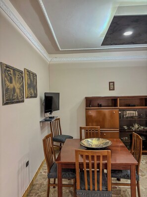 Quarto, 3 quartos, terraço | Sala de estar | TV de ecrã plano 