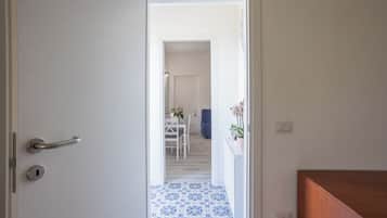 Quarto, 1 cama queen-size, varanda, vista para o mar | Secretária, ferro/tábua de engomar, Wi-fi grátis