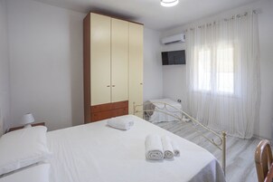 Quarto, 1 cama queen-size, varanda, vista para o mar | Secretária, ferro/tábua de engomar, Wi-fi grátis 