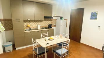 Apartamento, 2 quartos, varanda | Cozinha privada | Um frigorífico, um forno, uma placa de cozinha, utensílios de cozinha