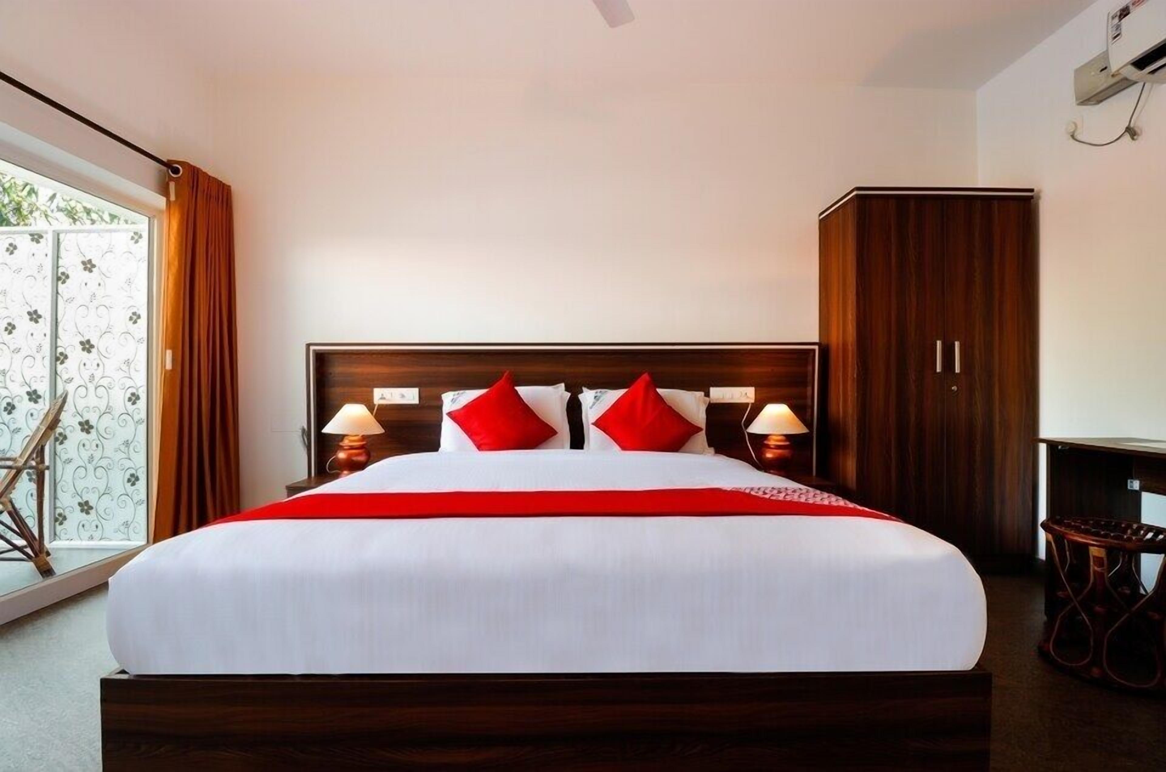 Quarto casal clássico, sacada, vista para o jardim | Roupas de cama premium, edredons de pluma, cofres nos quartos