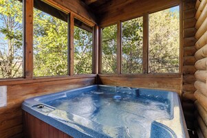 Cabana premium, 2 quartos, banheira de imersão, vista para o campo de golfe | Banheira de hidromassagem particular