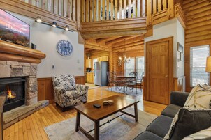 Cabana de Madeira Premium, 2 quartos, banheira de hidromassagem grande, vista para o campo de golfe | Sala | Smart TV de 50 de polegadas com canais digitais, lareira, matraquilhos 