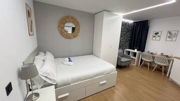 Suite-Estúdio Comfort, vista para o pátio | Secretária, secretária adequada para computadores portáteis