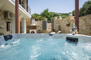 Vila luxo, 1 cama Queen e sofá-cama, cozinha, vista para o jardim | Banheira de hidromassagem particular