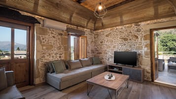 Villa Deluxe, 3 quartos, piscina privativa, vista para a montanha | Sala de estar | TV de ecrã plano