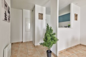 Apartamento Comfort, vista para o jardim | Sala de estar | Televisor de ecrã plano de 80 cm com canais digitais, televisor 