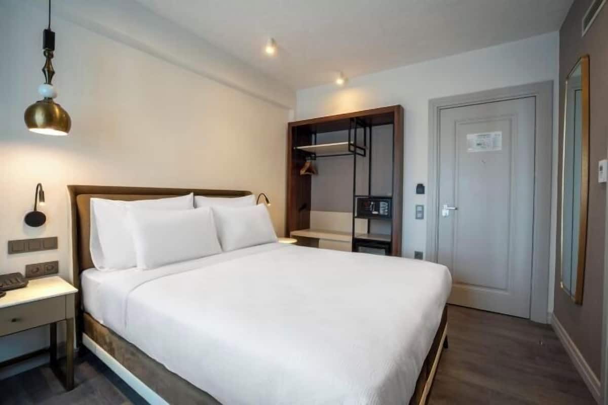 Roupa hipoalergénica, cofre no quarto, secretária