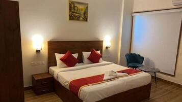 Quarto luxo, sacada, vista para a cidade | Escrivaninha, Wi-Fi de cortesia, roupa de cama