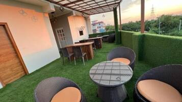 Quarto luxo, sacada, vista para a cidade | Área de estar | TV LED 32 polegadas com canais a cabo