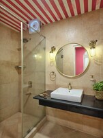 Chuveiro, produtos de toalete grátis, secador de cabelo, chinelos