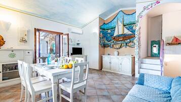 Casa de Férias Família, vários quartos (Villa Maestrale 100M from beach) | Sala de estar | Televisor
