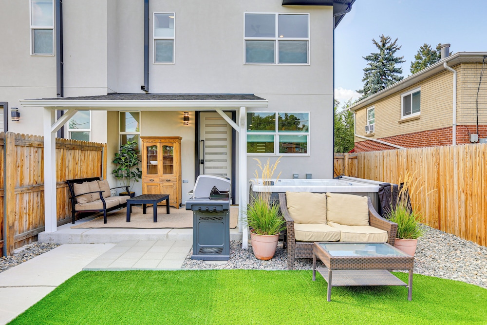 Hot Tub & Mtn-view Rooftop Deck: Golden Home - Lakewood, CO