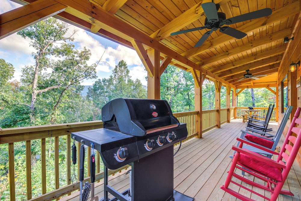Sevierville 'Woods Retreat' Cabin W/ Mtn View - Pigeon Forge, TN