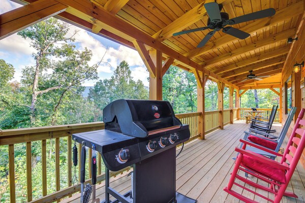 Sevierville 'Woods Retreat' Cabin W/ Mtn View - Townsend, TN