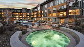 Apartamento em Condomínio Fechado, 2 quartos | Piscina | Piscina exterior, uma piscina aquecida