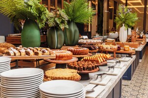 Café da manhã com buffet grátis todos os dias