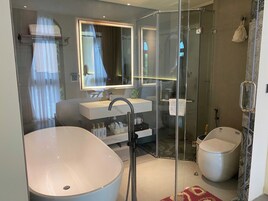 Suite Deluxe, varanda, vista para o jardim | Casa de banho | Um polibã e uma banheira separados, um chuveiro fixo 