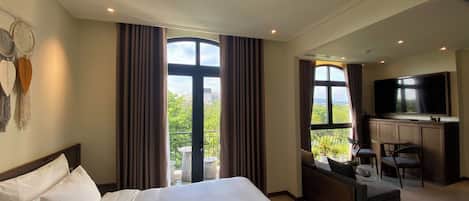 Estúdio Deluxe, varanda, vista para o jardim | 1 quarto, minibar, com decoração personalizada