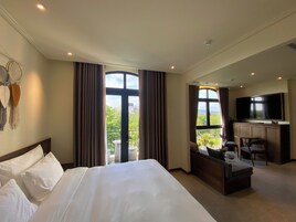 Estúdio Deluxe, varanda, vista para o jardim | 1 quarto, minibar, com decoração personalizada 