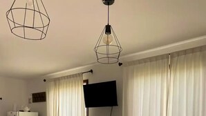 Casa Clássica, vista para a colina | Sala de estar | TV de ecrã plano 