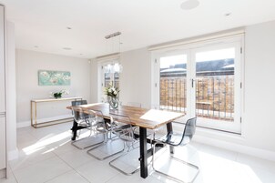 Casa Deluxe | Cozinha privada | Um frigorífico/congelador grande, um micro-ondas, um forno 