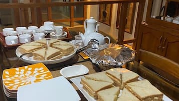 Café da manhã inglês todos os dias mediante uma taxa