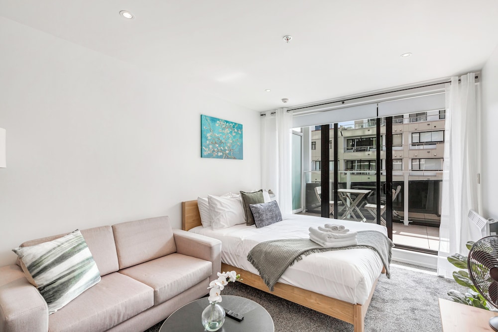 Central Studio + Private Balcony! - Auckland