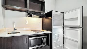 Estúdio, 1 cama Queen, para não fumantes | Cozinha americana privada | Geladeira grande, micro-ondas, cooktop