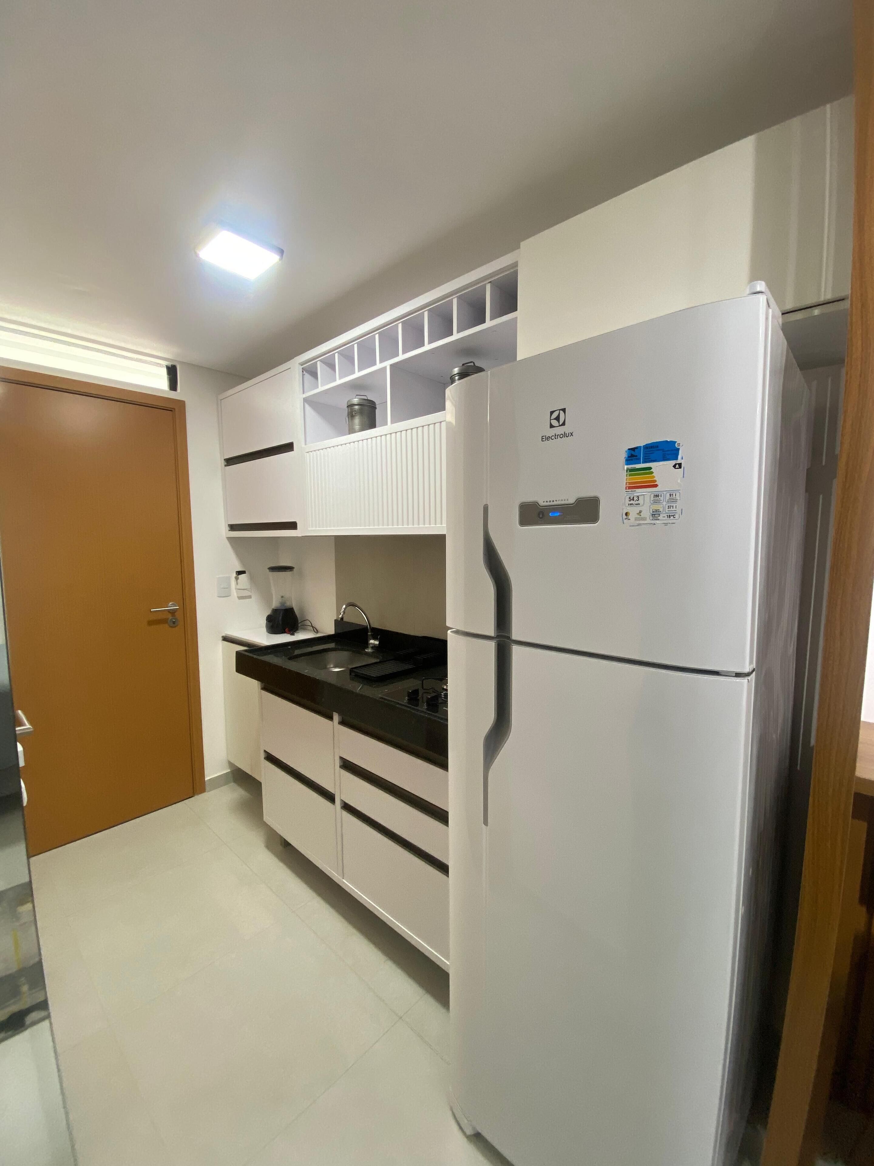 Estúdio superior, sacada | Cozinha privada | Geladeira, cooktop, talheres/pratos/utensílios de cozinha